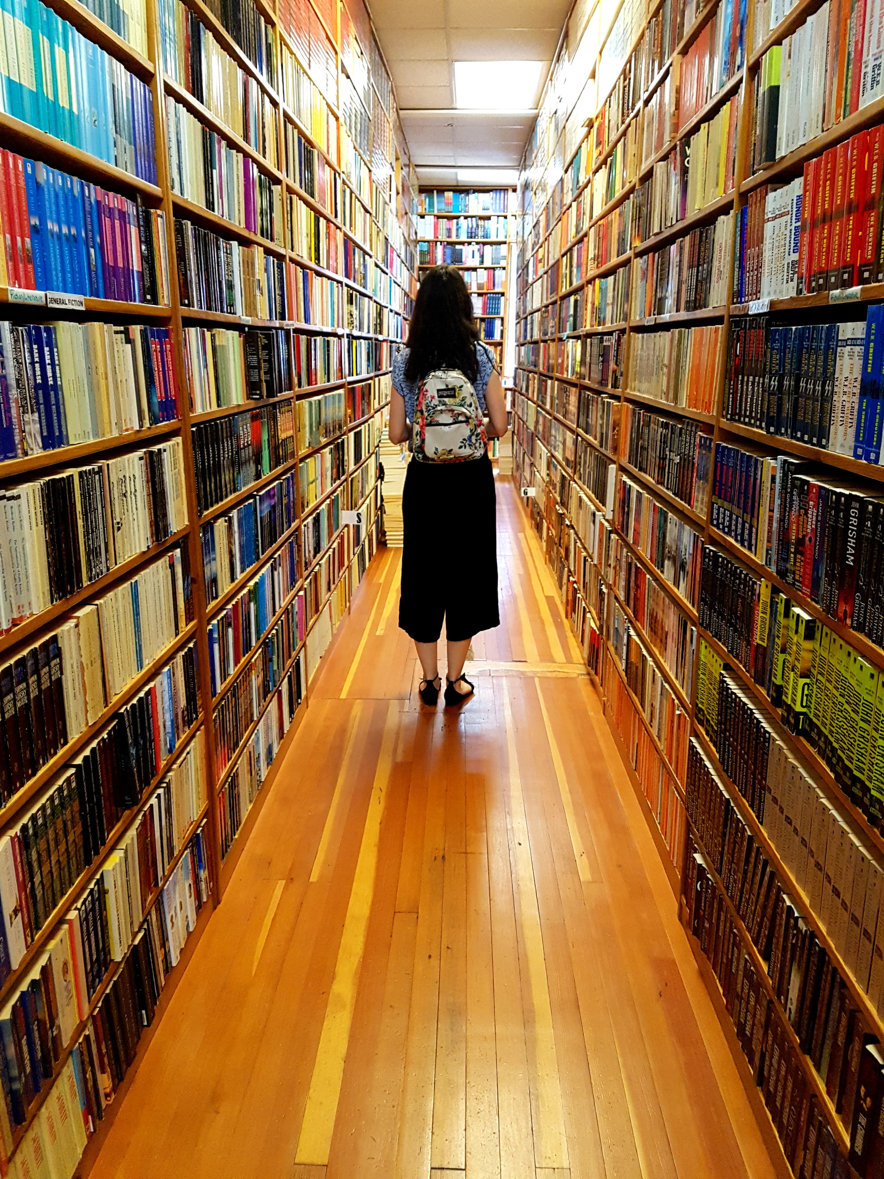 Victoria BC Bookstore Scene – Khanlibrary
